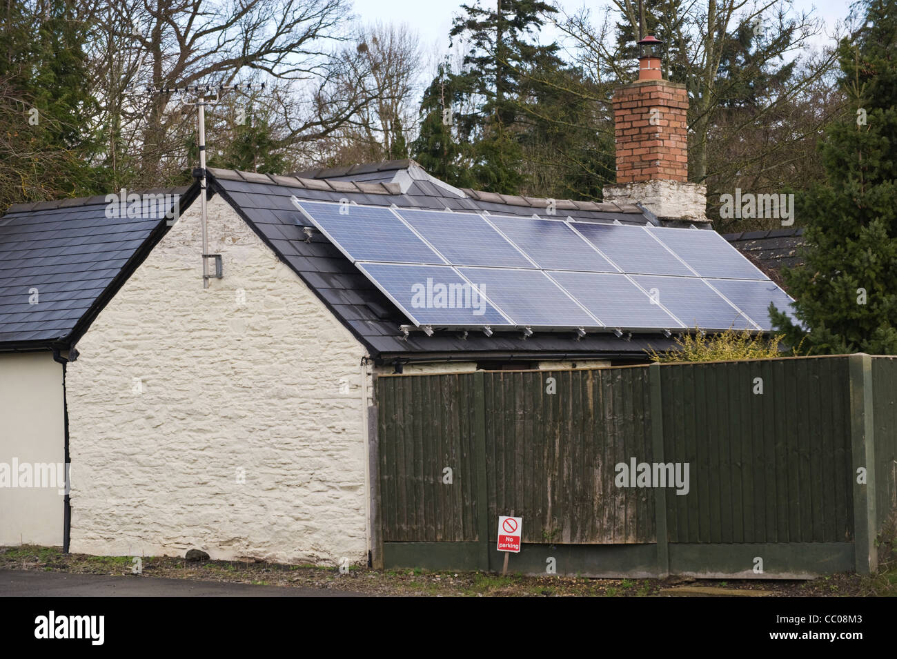 Solar panel cottage hi-res stock photography and images - Alamy