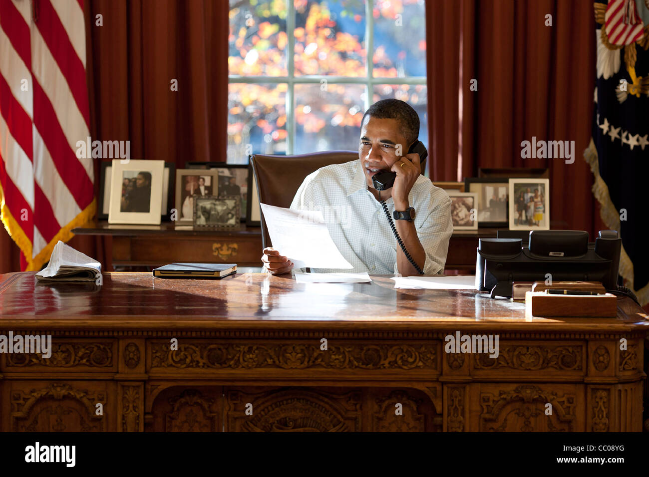 Barack obama desk working hi-res stock photography and images - Alamy
