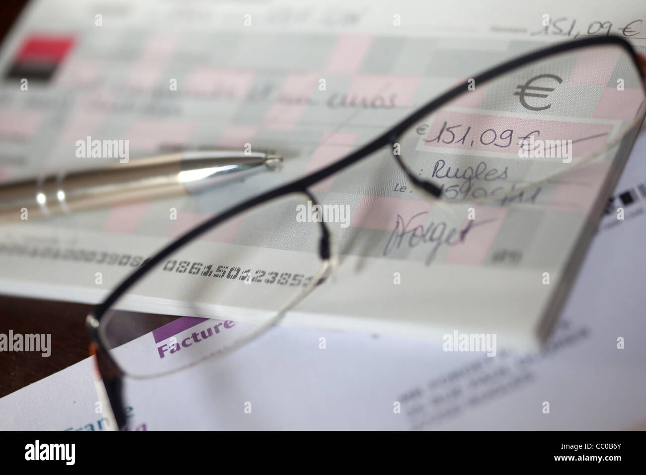 PREPARING A CHECK TO PAY A BILL Stock Photo - Alamy