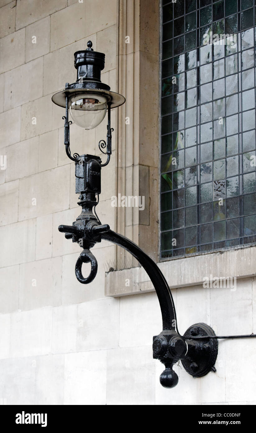 Classic Victorian street lamp in the Piazza, Covent Garden, London ...