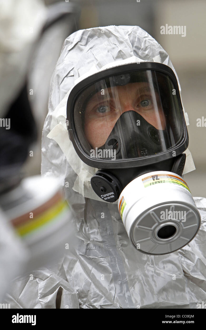 Light decontamination suit hi-res stock photography and images - Alamy