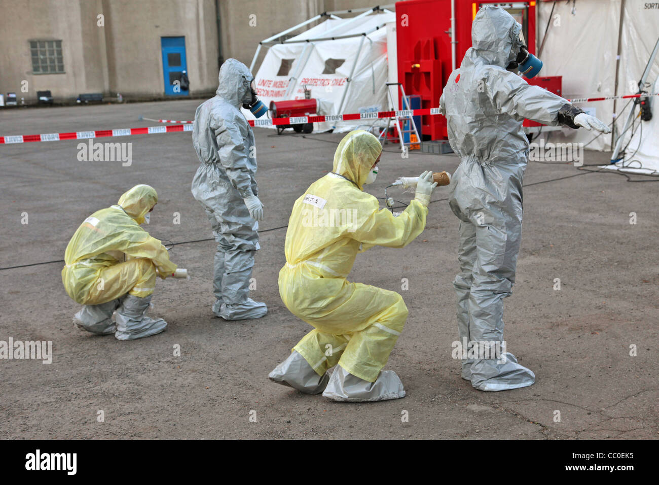 Light decontamination suit hi-res stock photography and images - Alamy