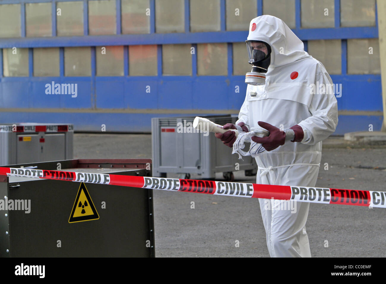 Light decontamination suit hi-res stock photography and images - Alamy