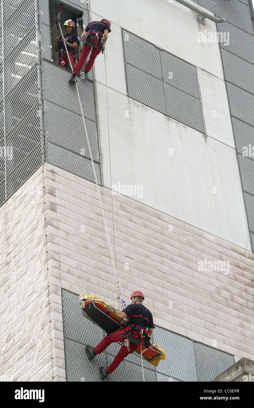 EVACUATION OF A VICTIM ON A STRETCHER BY WAY OF THE EXTERIOR BY A GRIMP ...