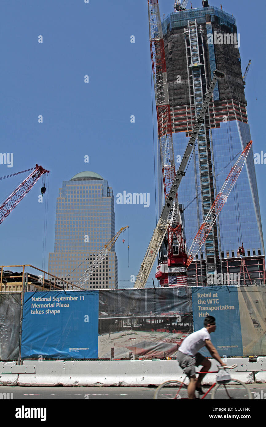 World financial center construction site crane ground zero hi-res stock ...