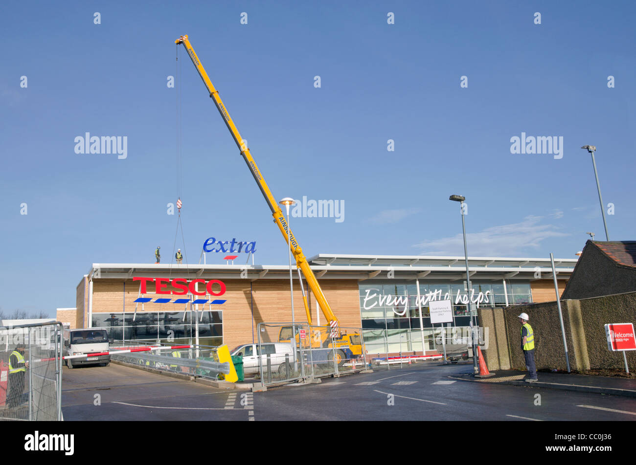 Tesco supermarket roof sign hi-res stock photography and images - Alamy