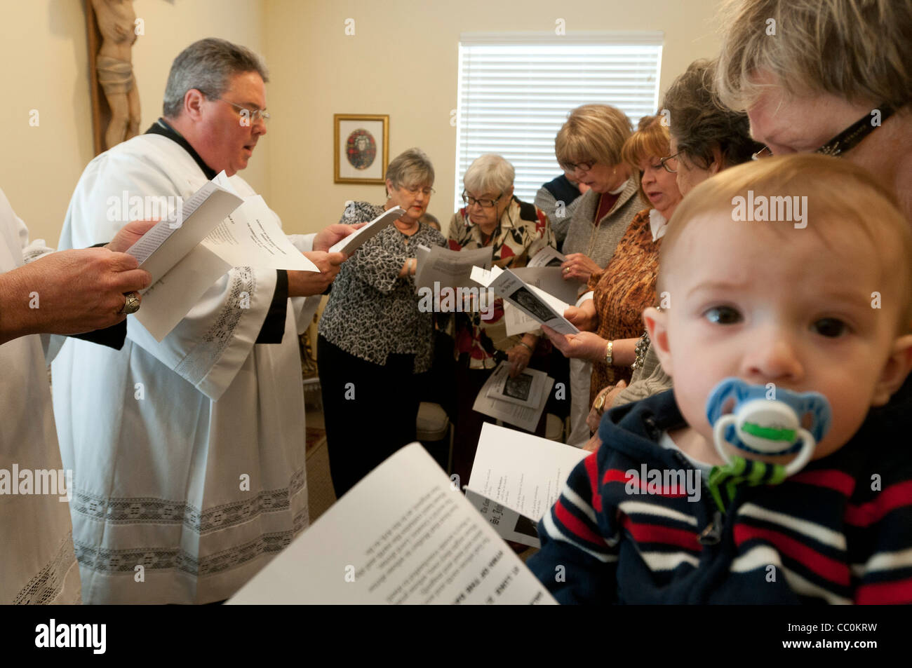 Episcopal priest hi-res stock photography and images - Alamy