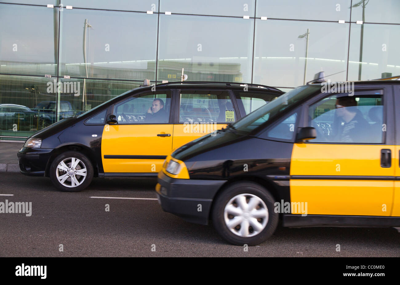 Taxi taxis street hi-res stock photography and images - Alamy