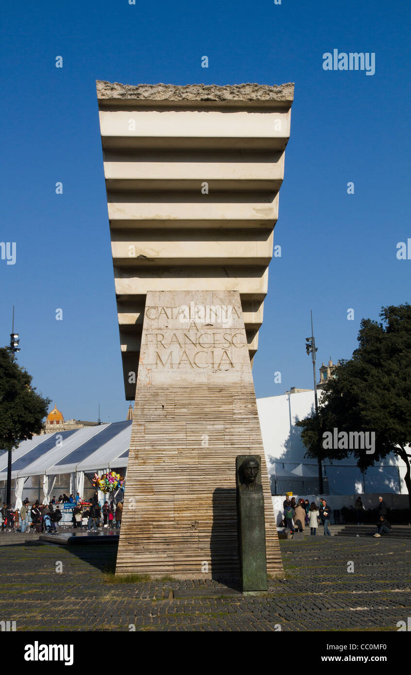 Francesc Macia monument in the Catalonia square "placa de Catalonya ...