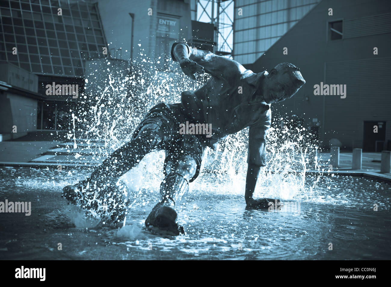 Tom finney 'splash' statue hi-res stock photography and images - Alamy