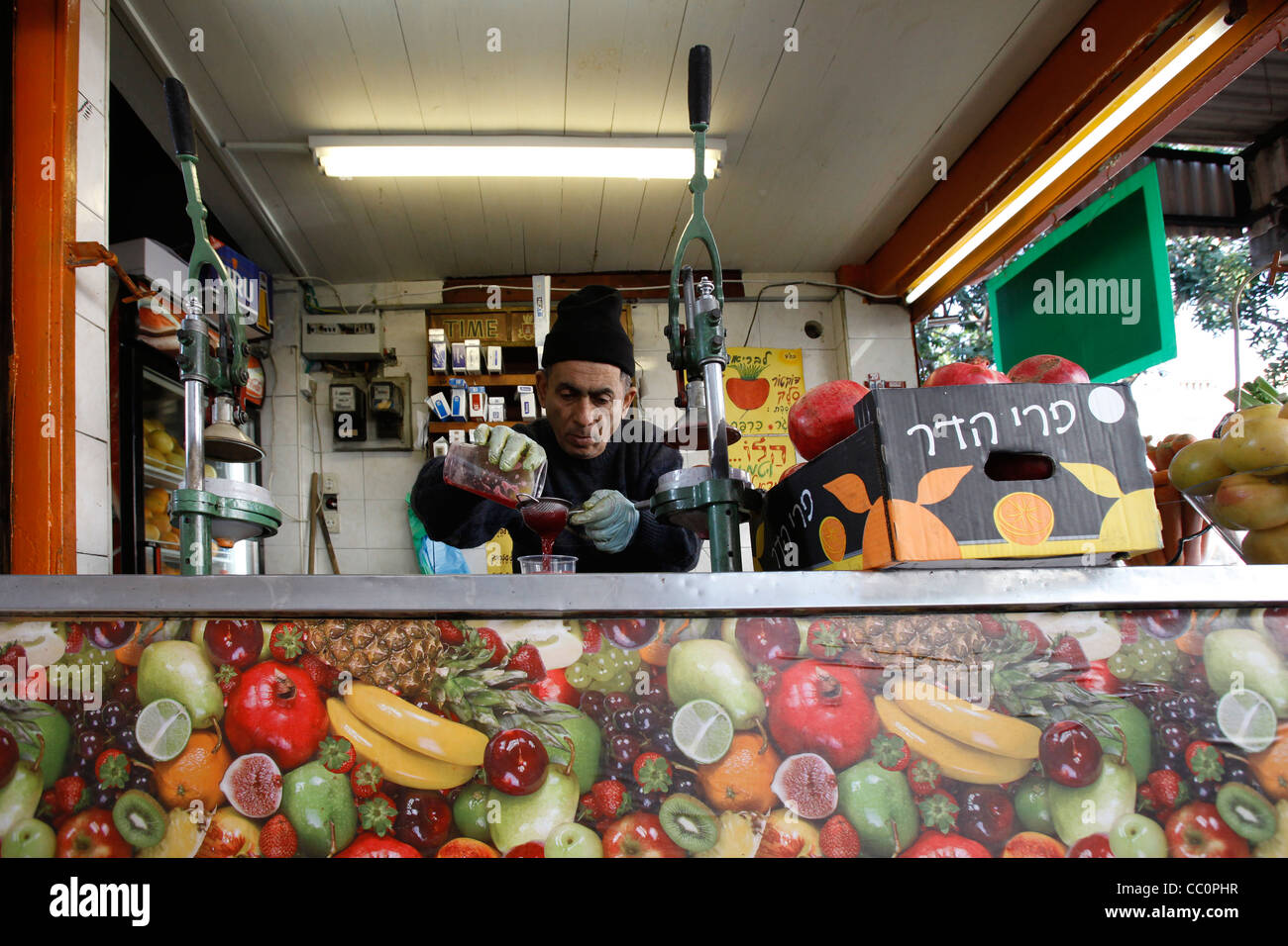 Israel tel aviv fruit juice stall hi-res stock photography and images ...