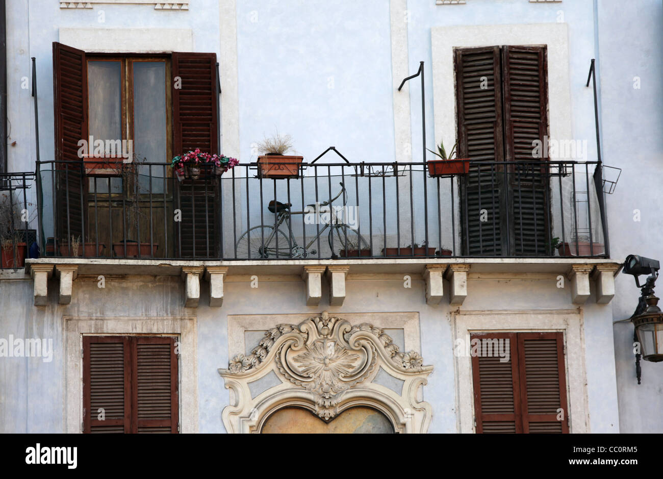 Rome apartment building exterior hi-res stock photography and images ...