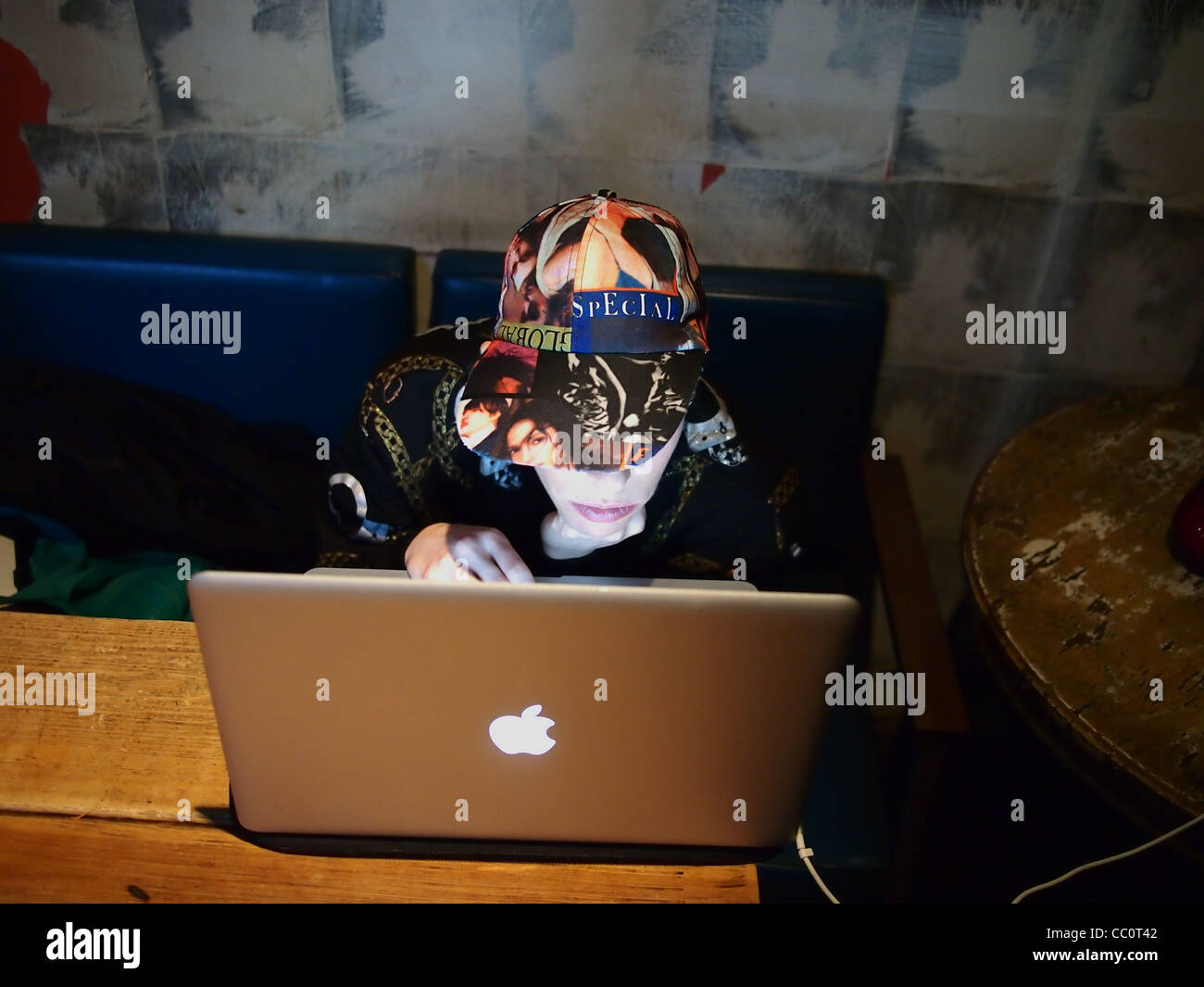 Computer user at internet cafe, Brooklyn, New York Stock Photo - Alamy