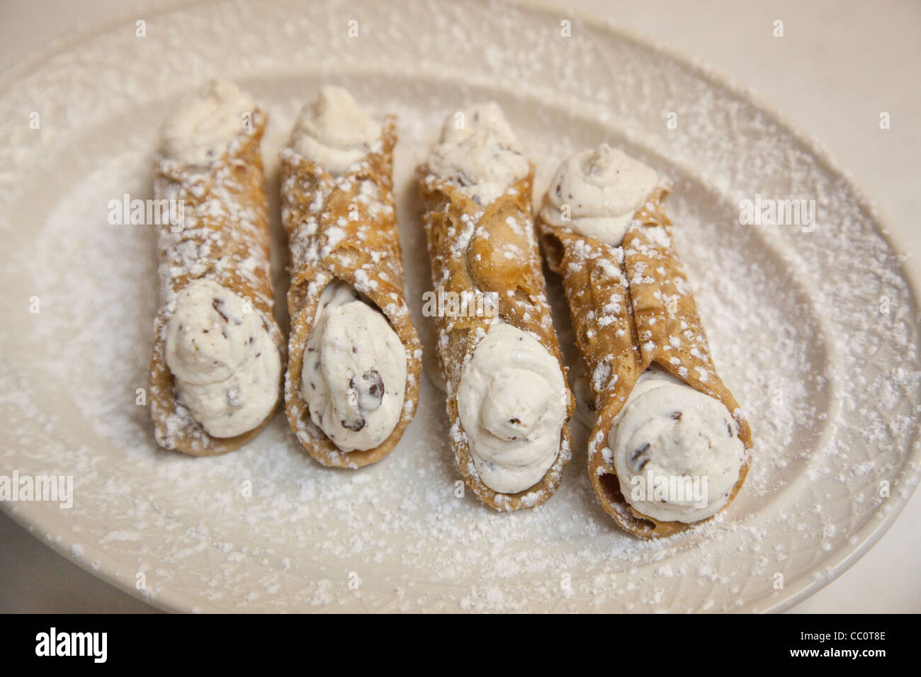 cannoli pastry desserts Stock Photo - Alamy