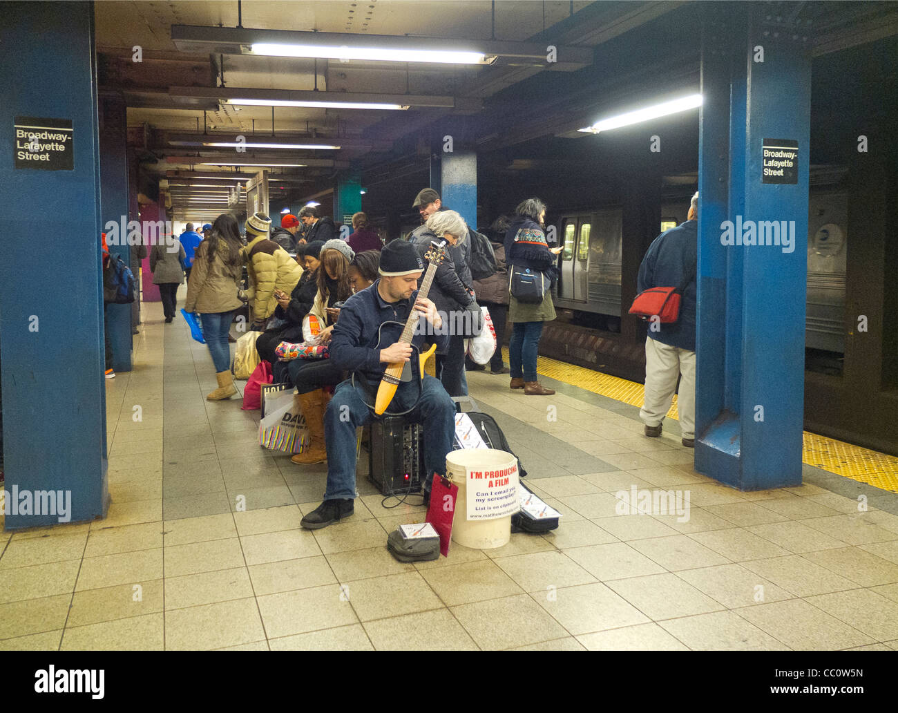 rush hour platform on the F line at the Broadway Lafayette subway ...