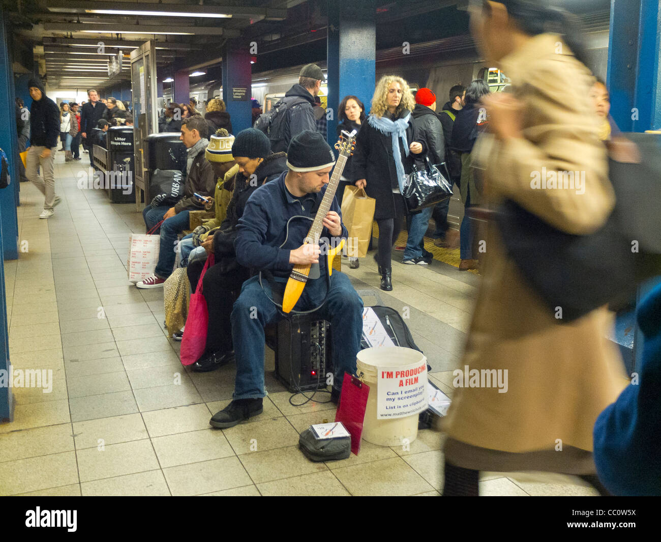 rush hour platform on the F line at the Broadway Lafayette subway ...