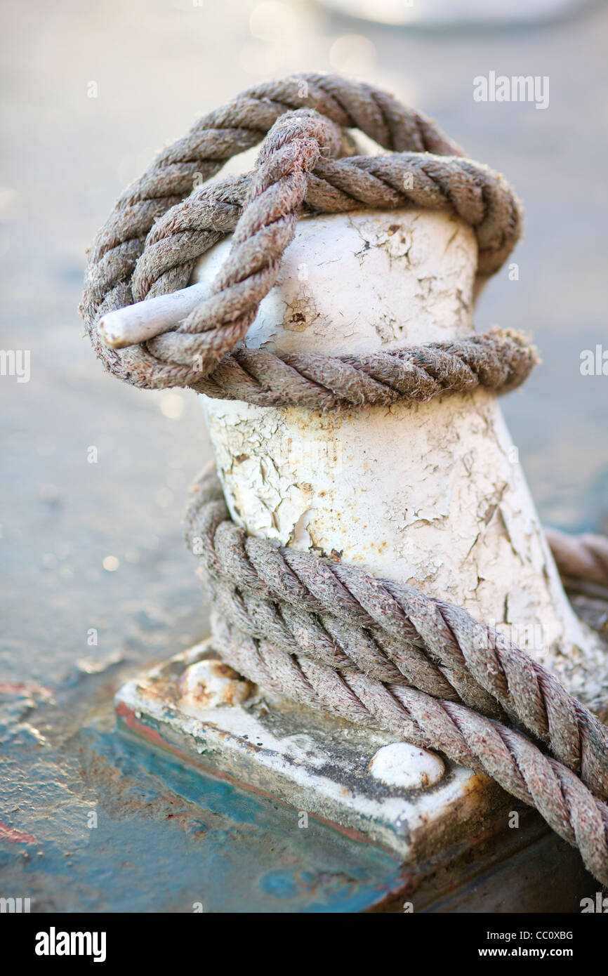 Rope around Bollard Stock Photo - Alamy