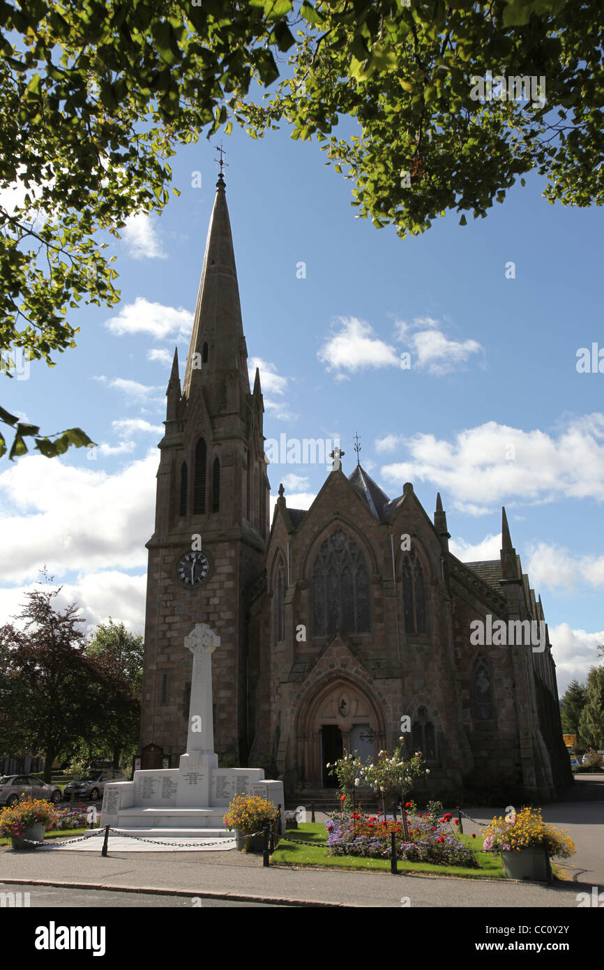 Village of Ballater, Scotland. The Glenmuick Parish Church with the war ...