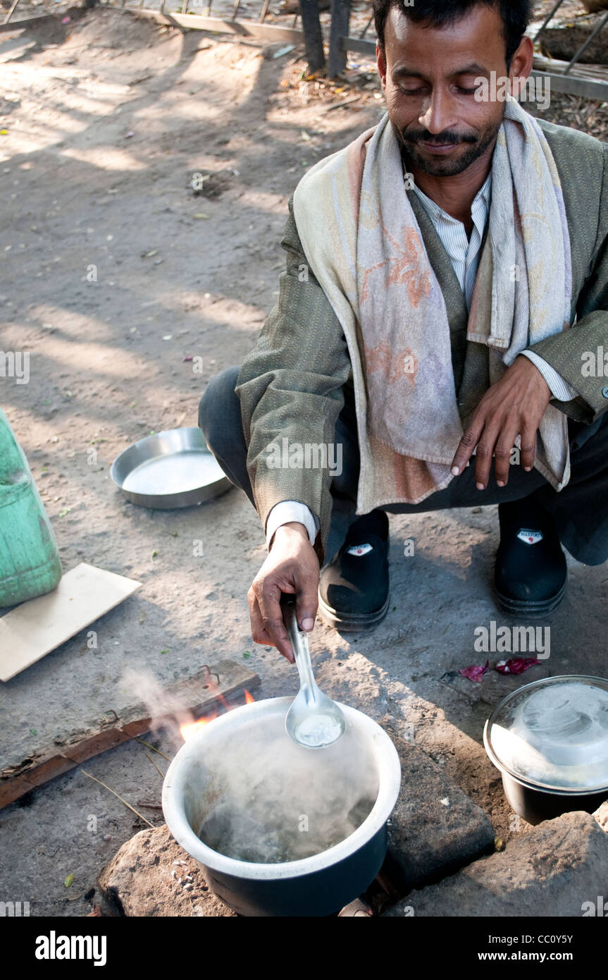 Rickshaw driver from Lucknow cooking breakfast on the street ...