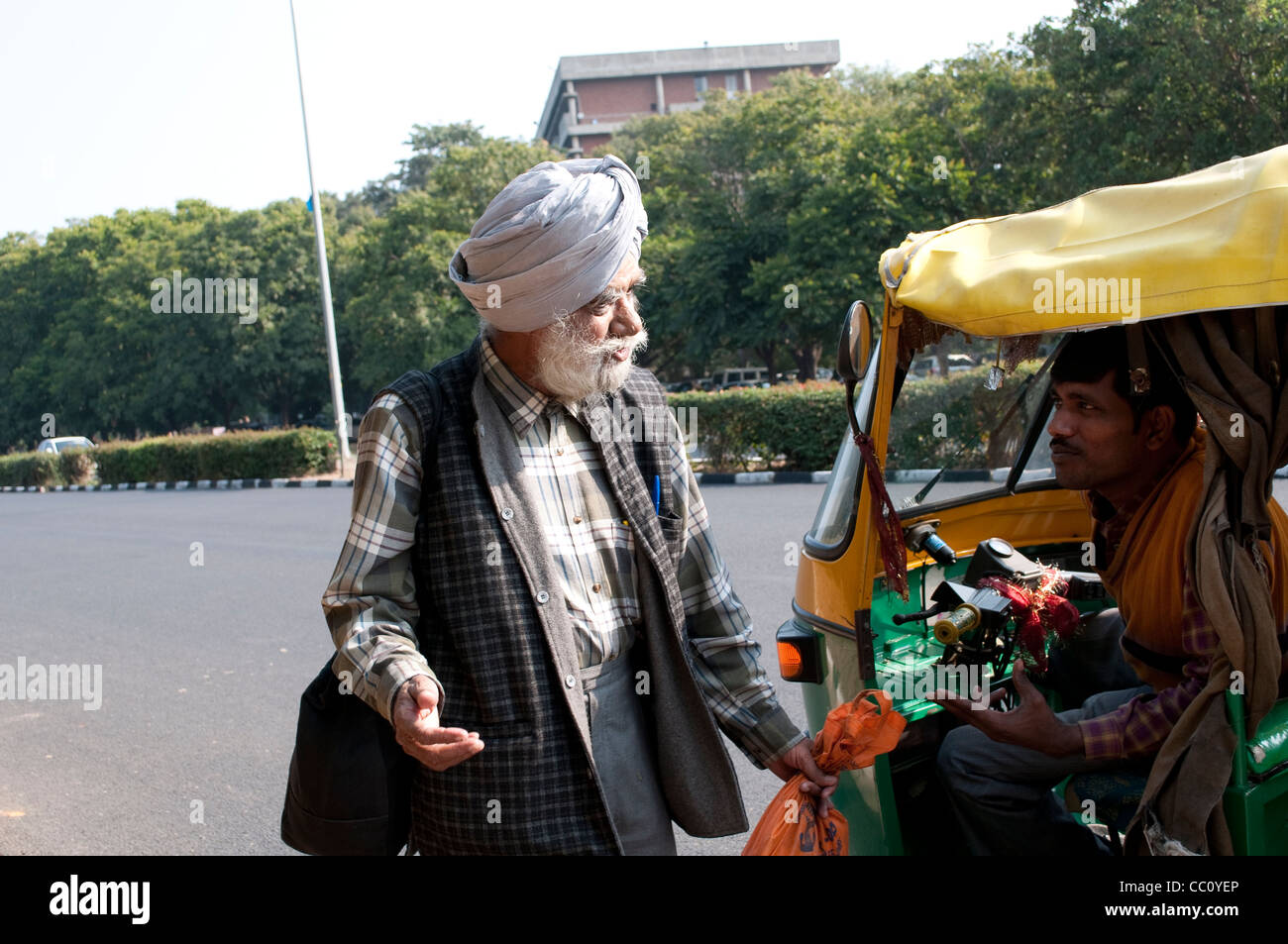Street haggling hi-res stock photography and images - Alamy