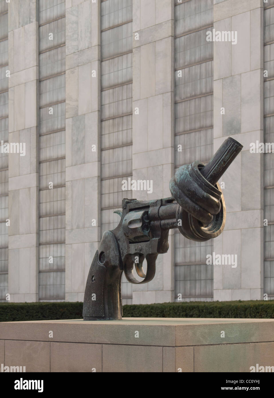 Non violence gun sculpture hi-res stock photography and images - Alamy