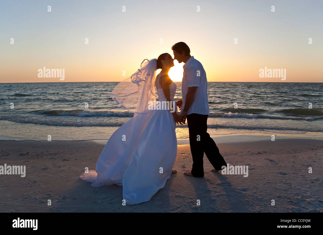 Wedding couple silhouette hi-res stock photography and images - Alamy