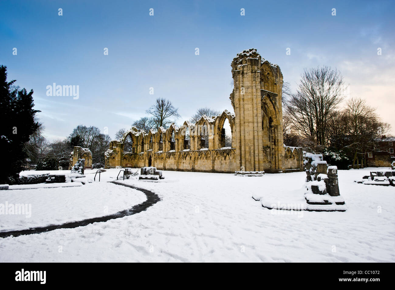 Abbey ruins england snow hi-res stock photography and images - Alamy