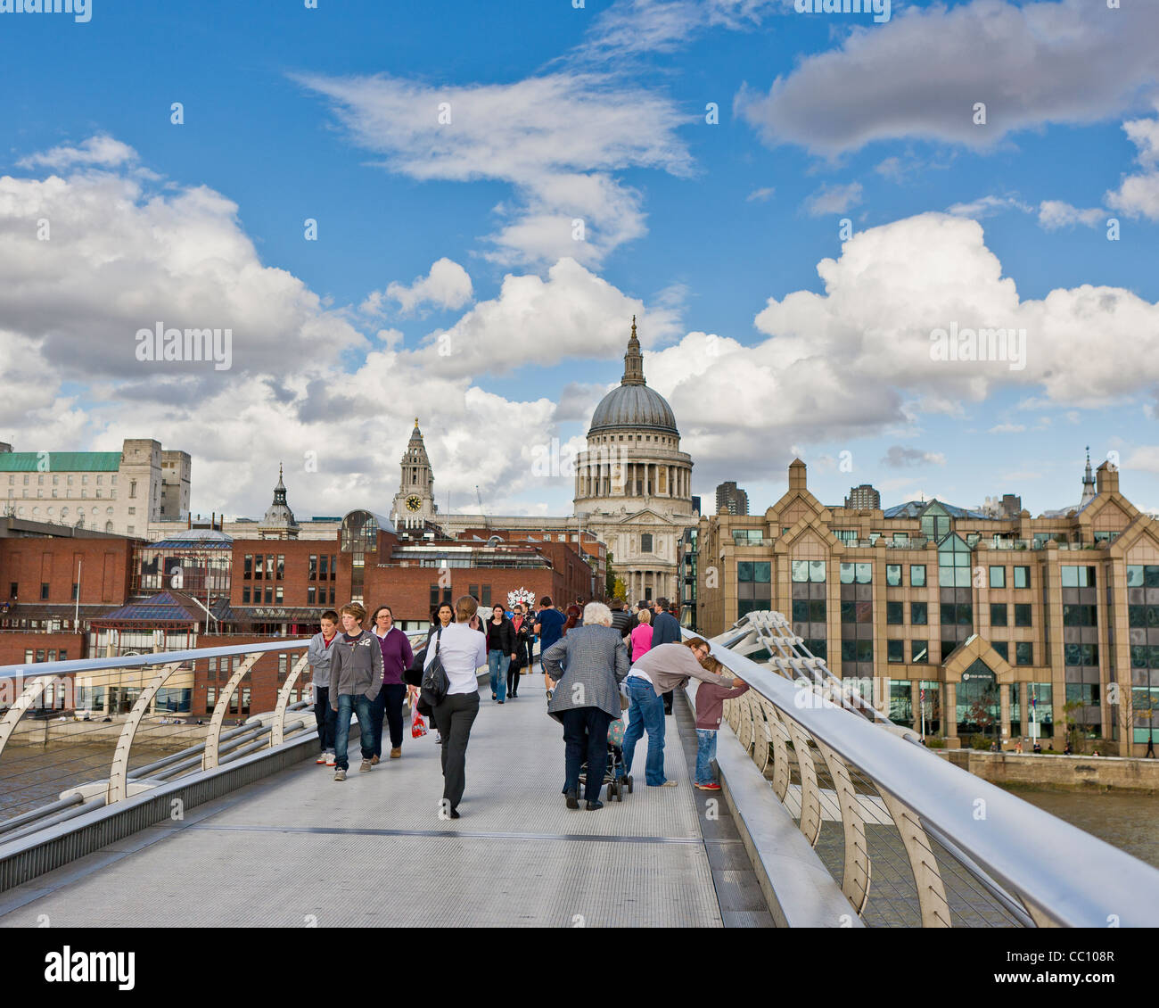London bridge st pauls cathedral hi-res stock photography and images ...