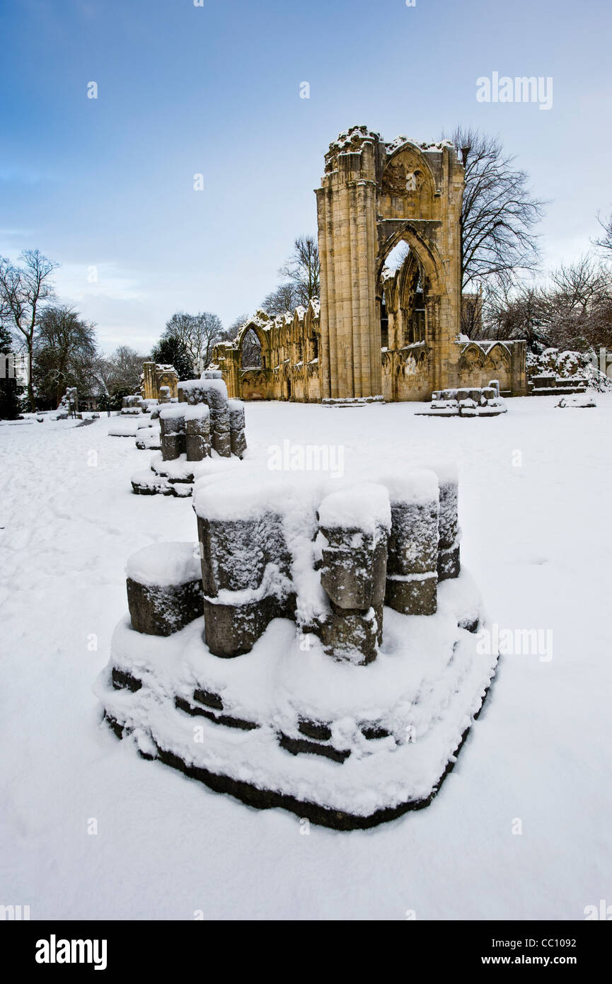 Abbey ruins england snow hi-res stock photography and images - Alamy