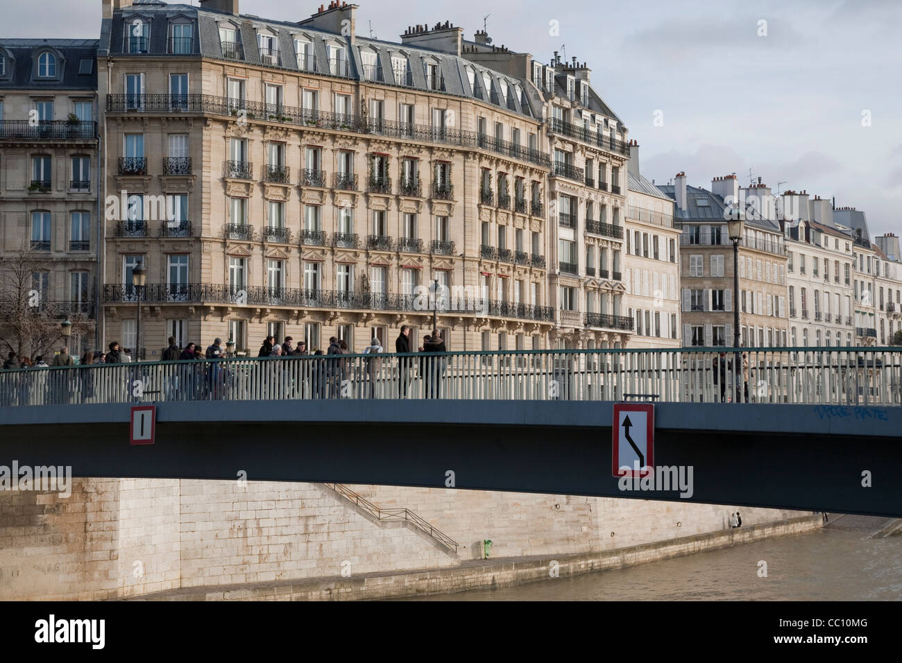 Ile St Loius with Pont St Louis Bridge and the River Seine in Winter ...
