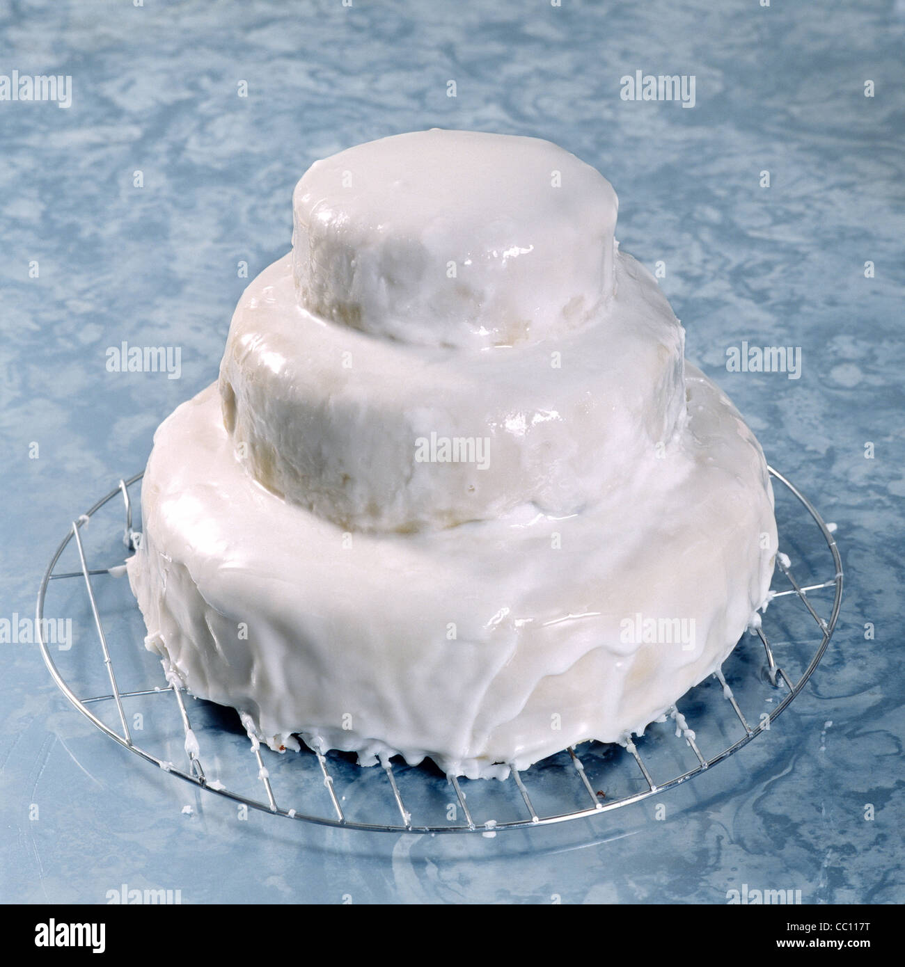 Step: Stack cakes with icing on top of eachother Wedding cake Stock ...