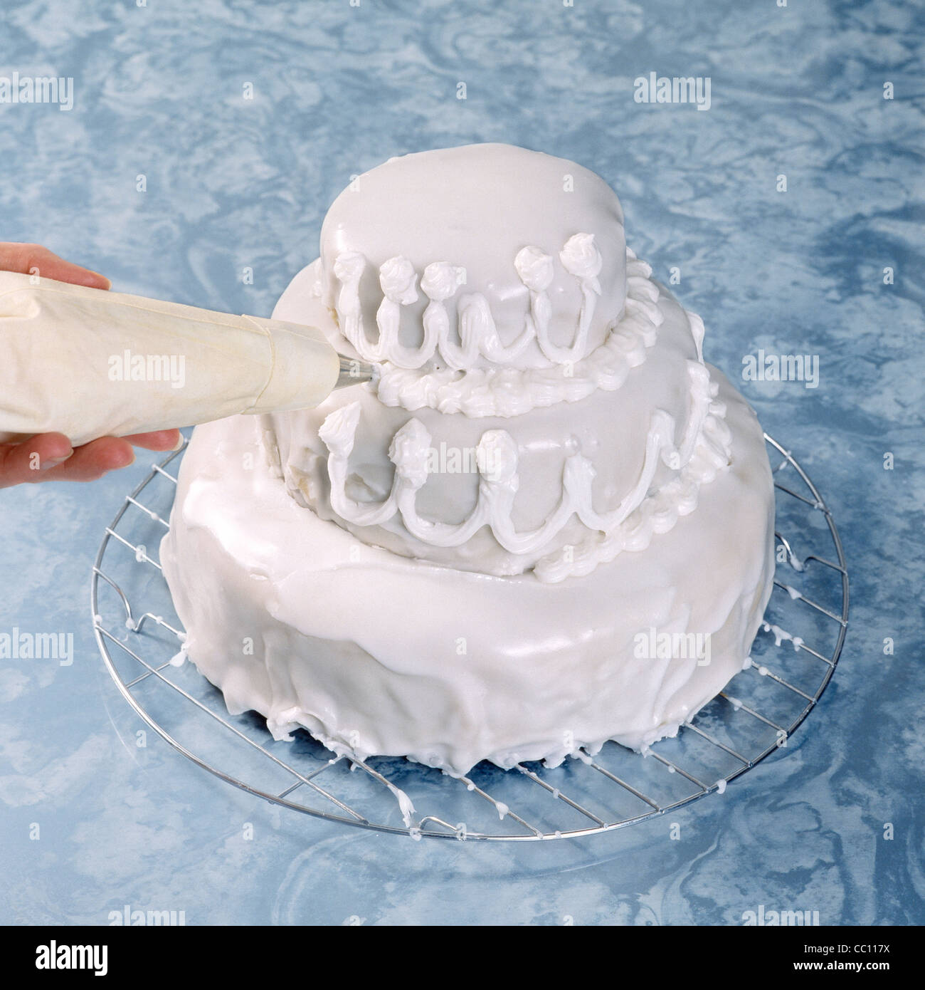 Step: decorate cake Wedding cake Stock Photo - Alamy