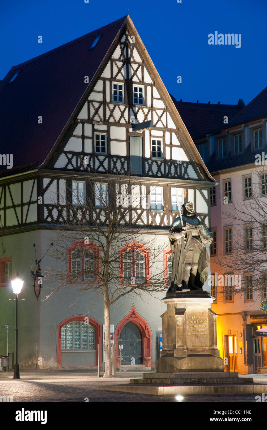 Alte Goehre municipal museum at the market with the Hanfried statue ...