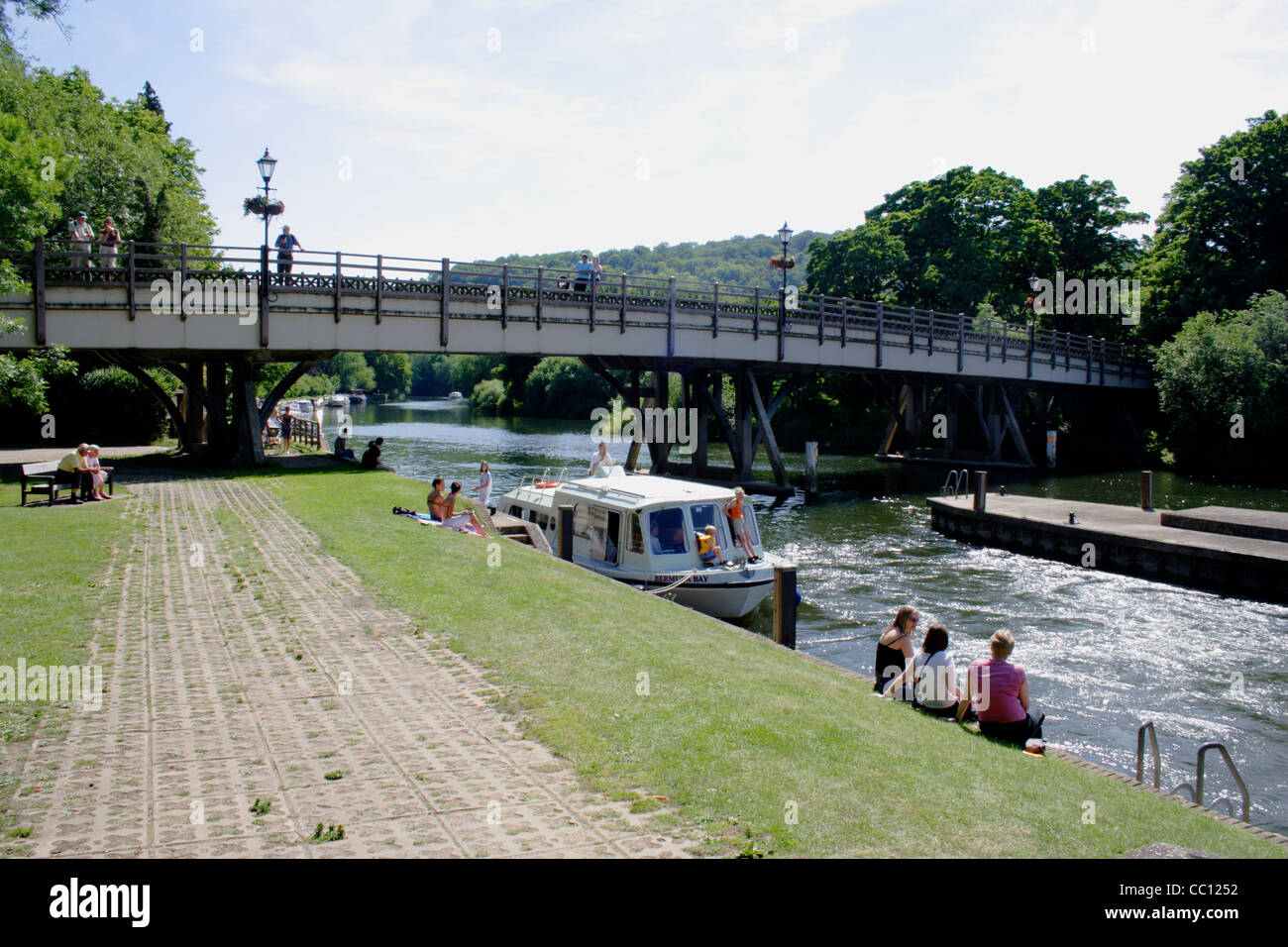 Bridge over River Thames at Goring Oxfordshire Stock Photo - Alamy