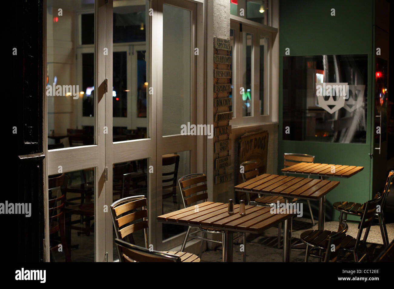 Nyc outdoor cafe hi-res stock photography and images - Alamy