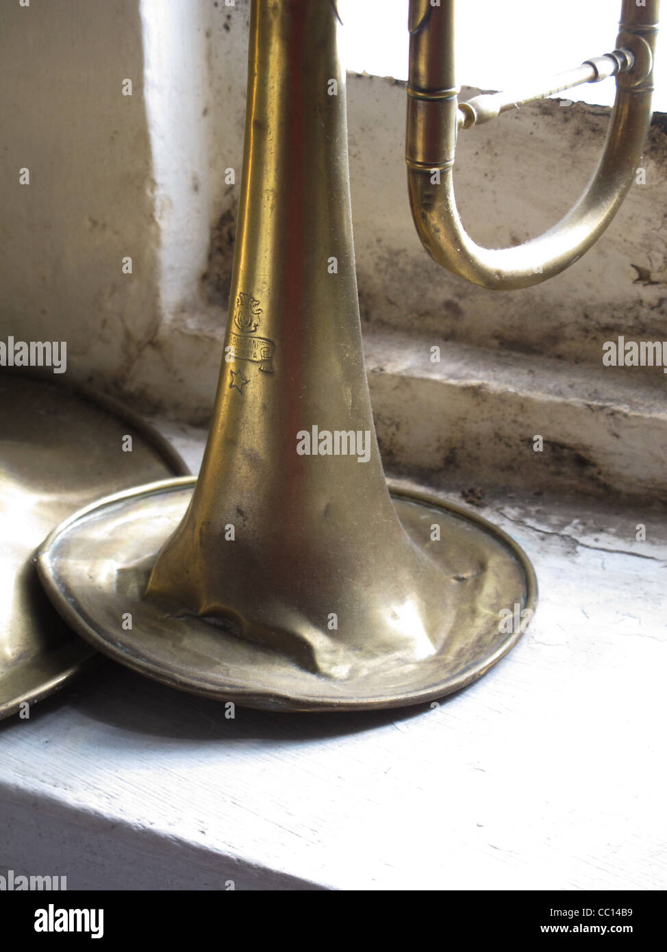 Old brass horn trumpet music hi-res stock photography and images - Alamy