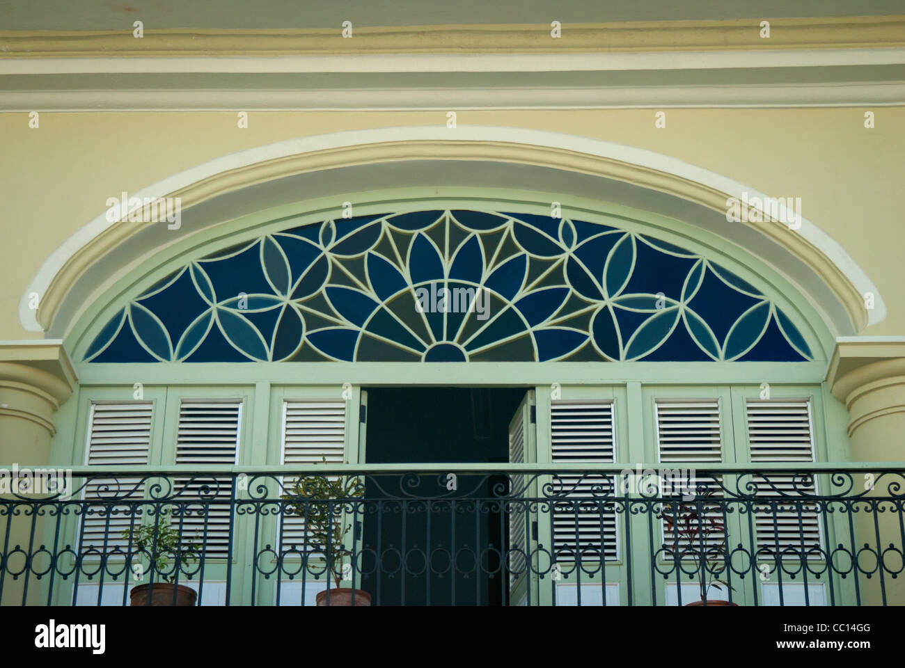 Medio Punto, glass window, Havana, Cuba Stock Photo - Alamy