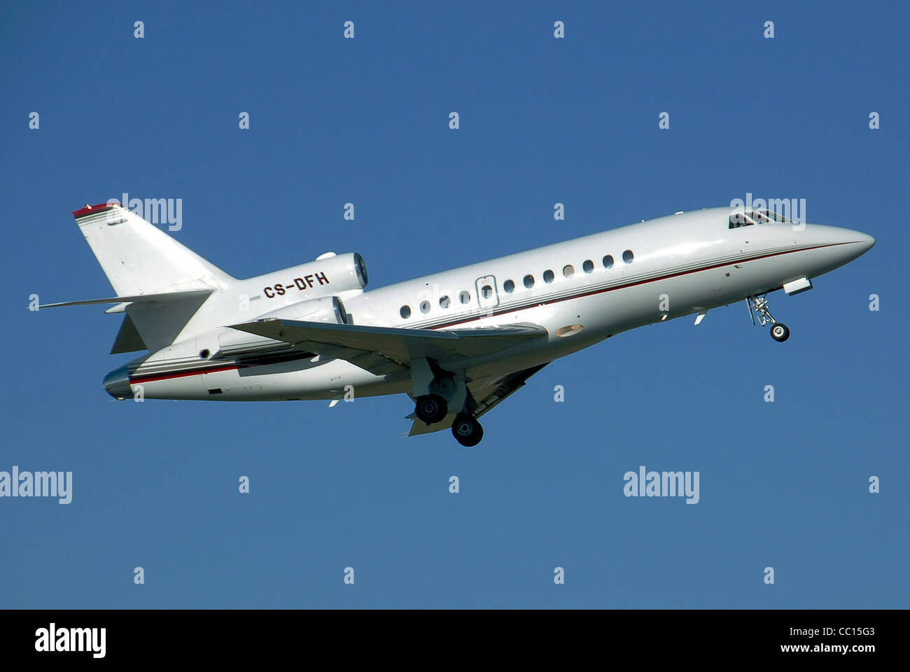 Dassault falcon 900 flying hi-res stock photography and images - Alamy