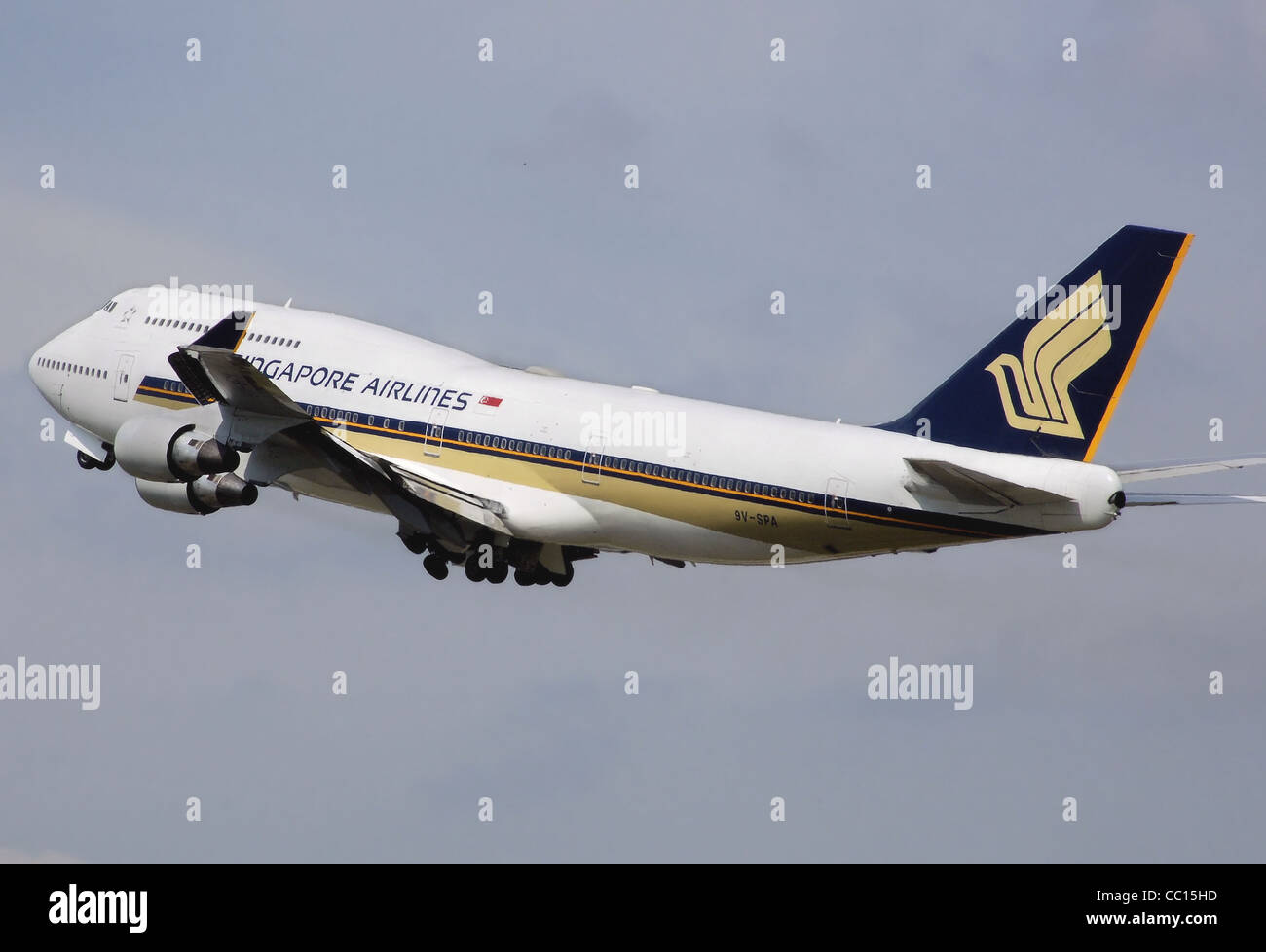 Singapore Airlines Boeing 747-400 (9V-SPA) taking off from London ...