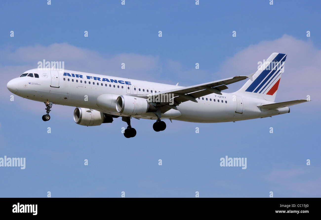 Air France Airbus A320-200 (F-GFKY) lands at London Heathrow Airport ...
