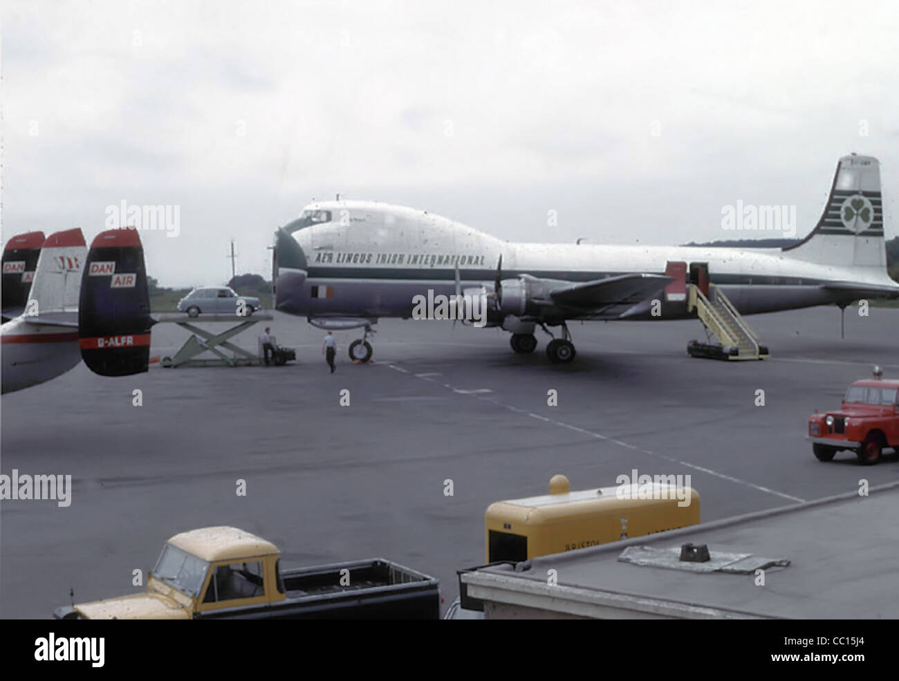 Aeroplane loading hi-res stock photography and images - Alamy