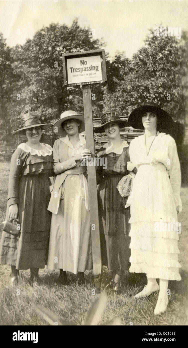 Victorian ladies hi-res stock photography and images - Alamy