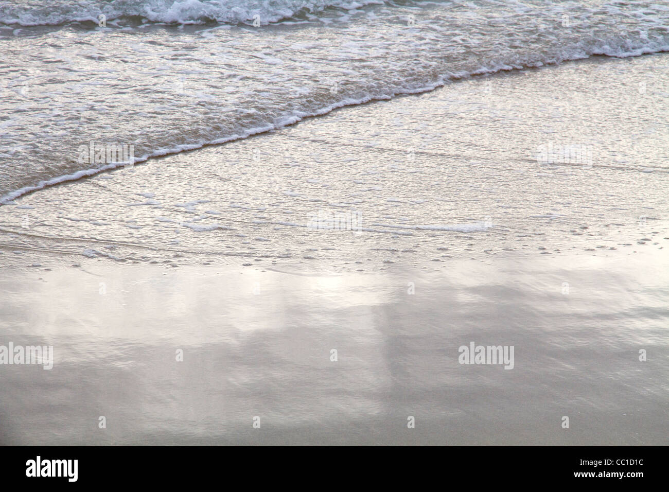 Sea water shoreline reflection on wet sand Stock Photo - Alamy