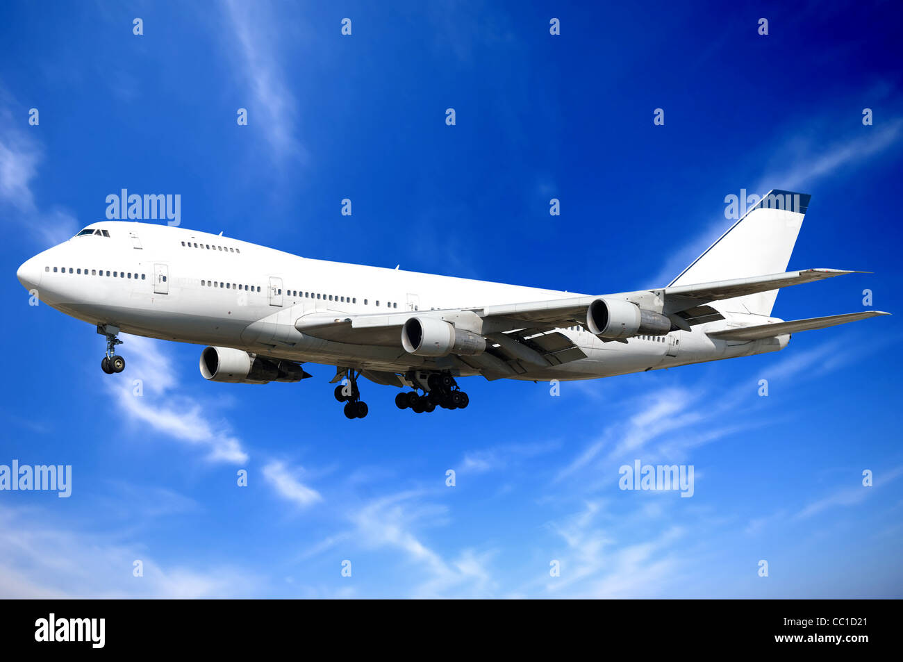Jumbo jet flying hi-res stock photography and images - Alamy