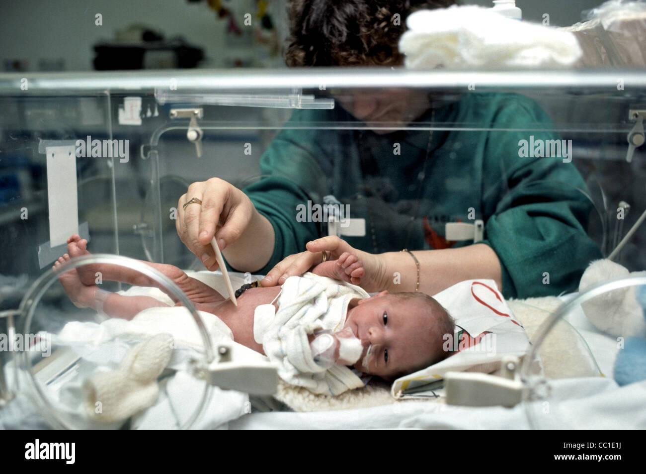 Baby in incubator nhs hi-res stock photography and images - Alamy