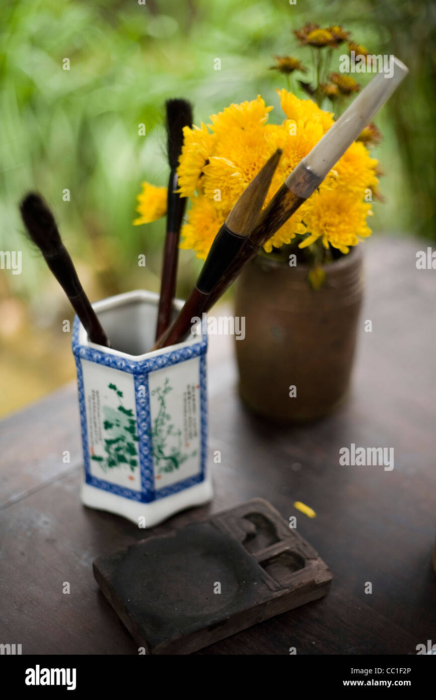 Vietnamese vase hi-res stock photography and images - Alamy