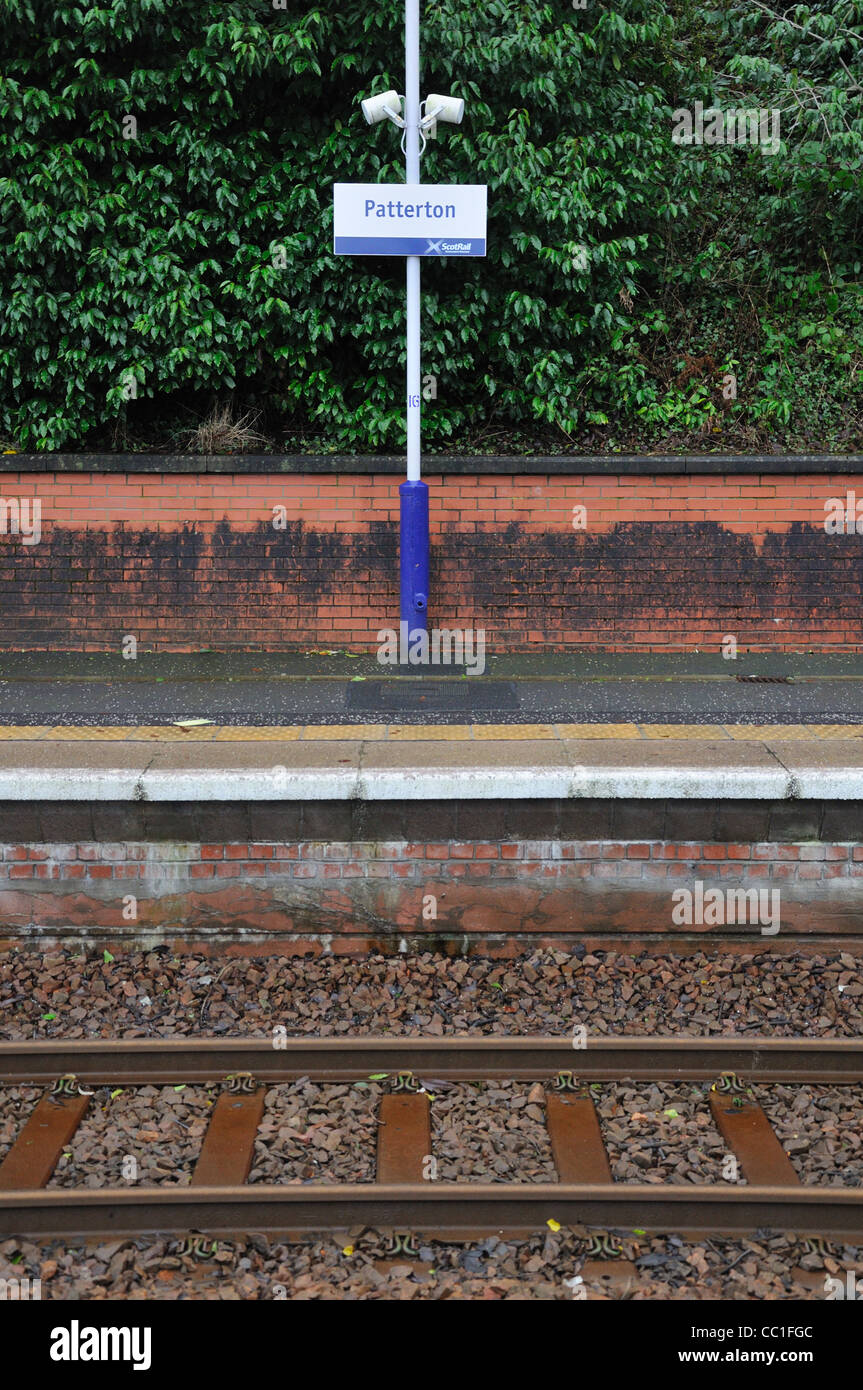 Empty railway station platform Stock Photo - Alamy