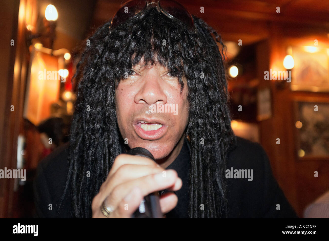Singer with dreadlocks hi-res stock photography and images - Alamy