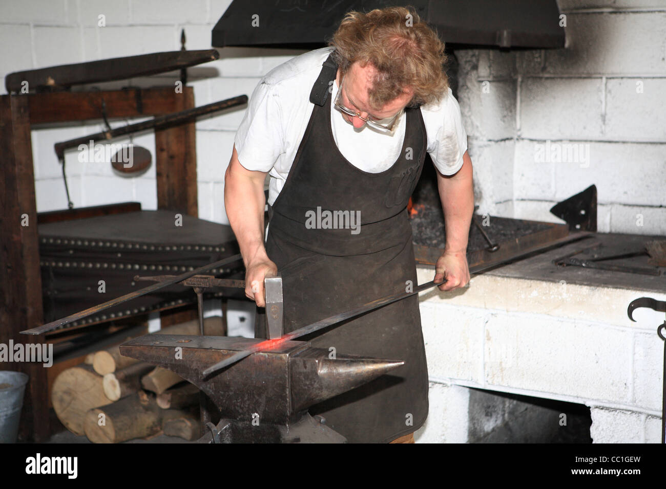 Blacksmith And Anvil Hi Res Stock Photography And Images Alamy