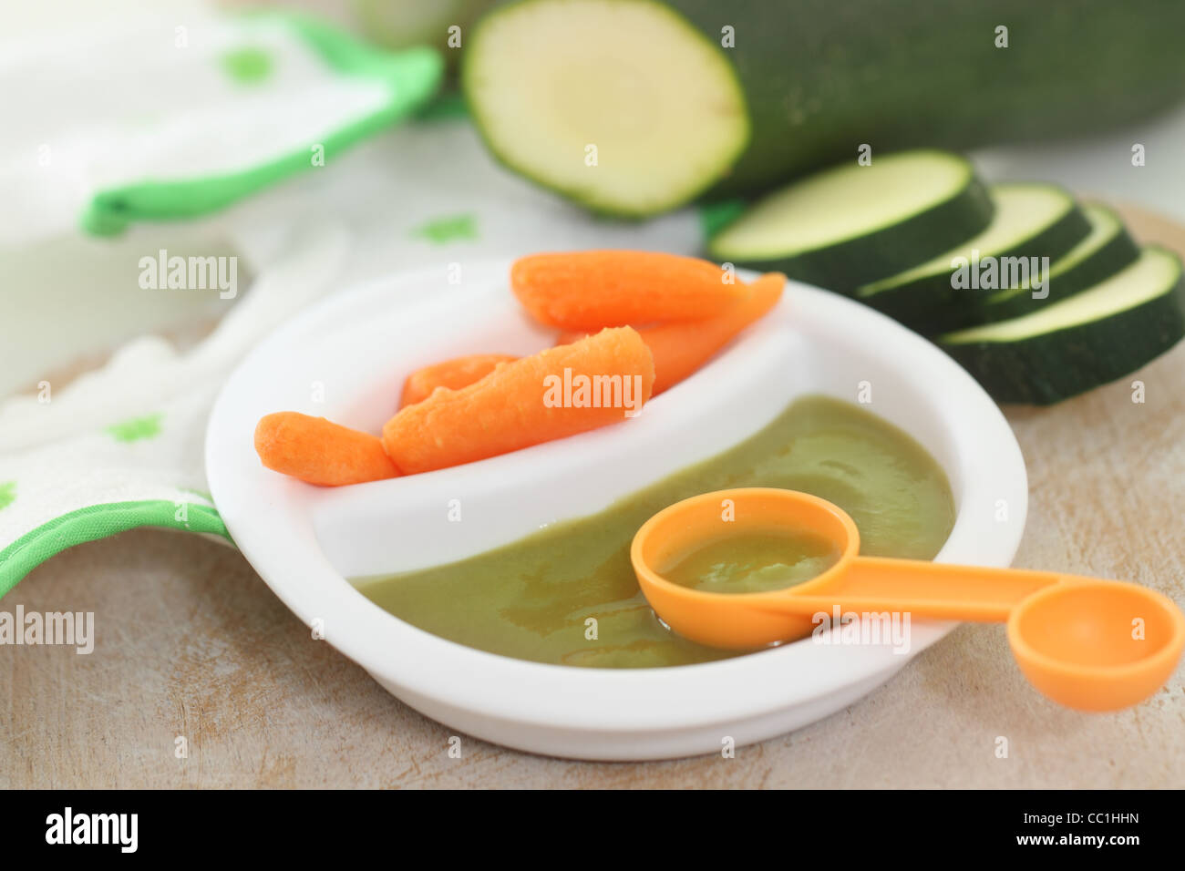 Fresh organic pureed vegetable food for baby Stock Photo - Alamy